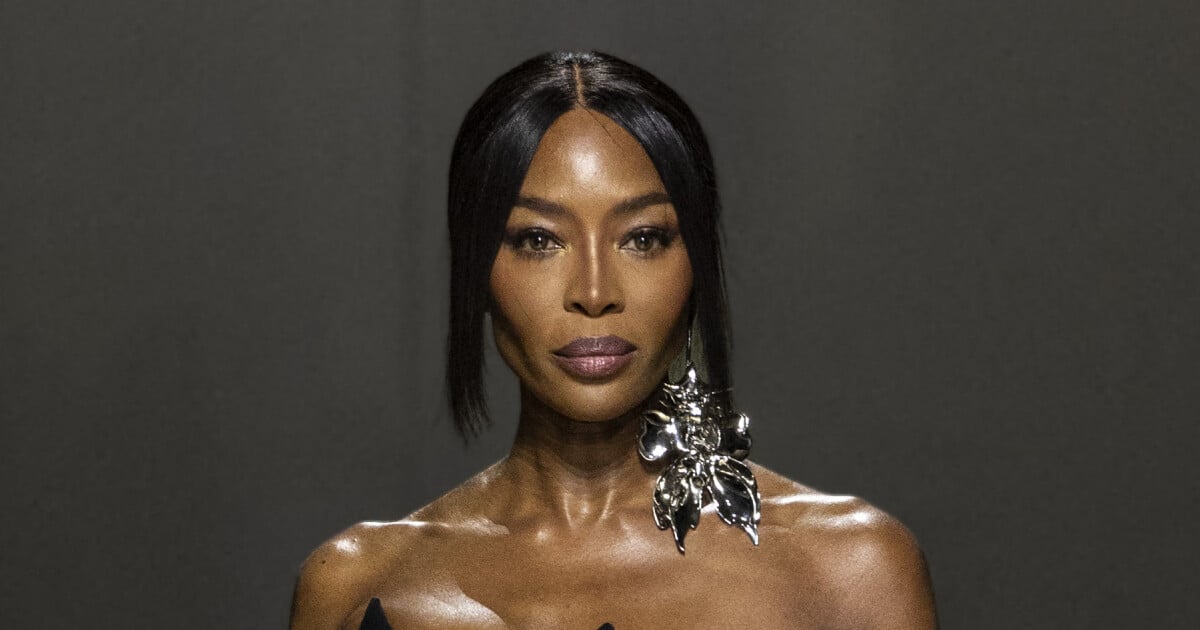 Fashion Week : Naomi Campbell plantureuse en décolleté à pointes, Elle ...
