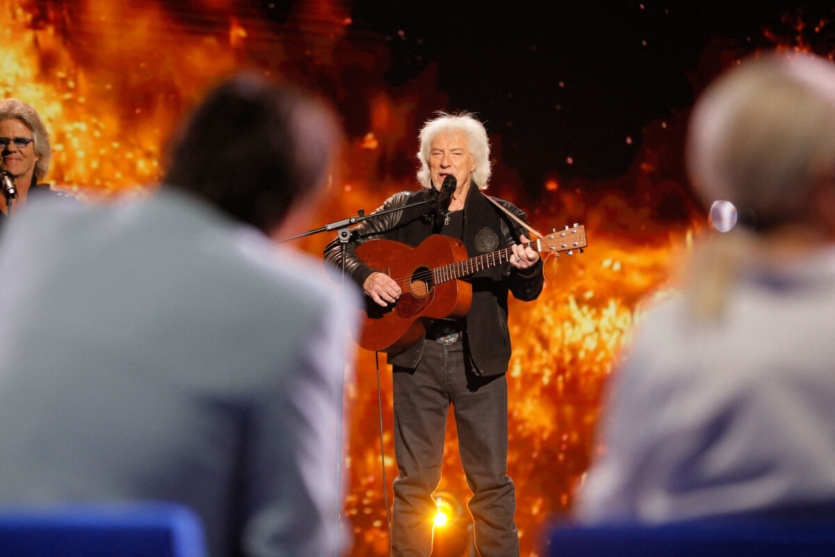 Photo : Le chanteur de 93 ans se trouvait en haut des escaliers de sa ...
