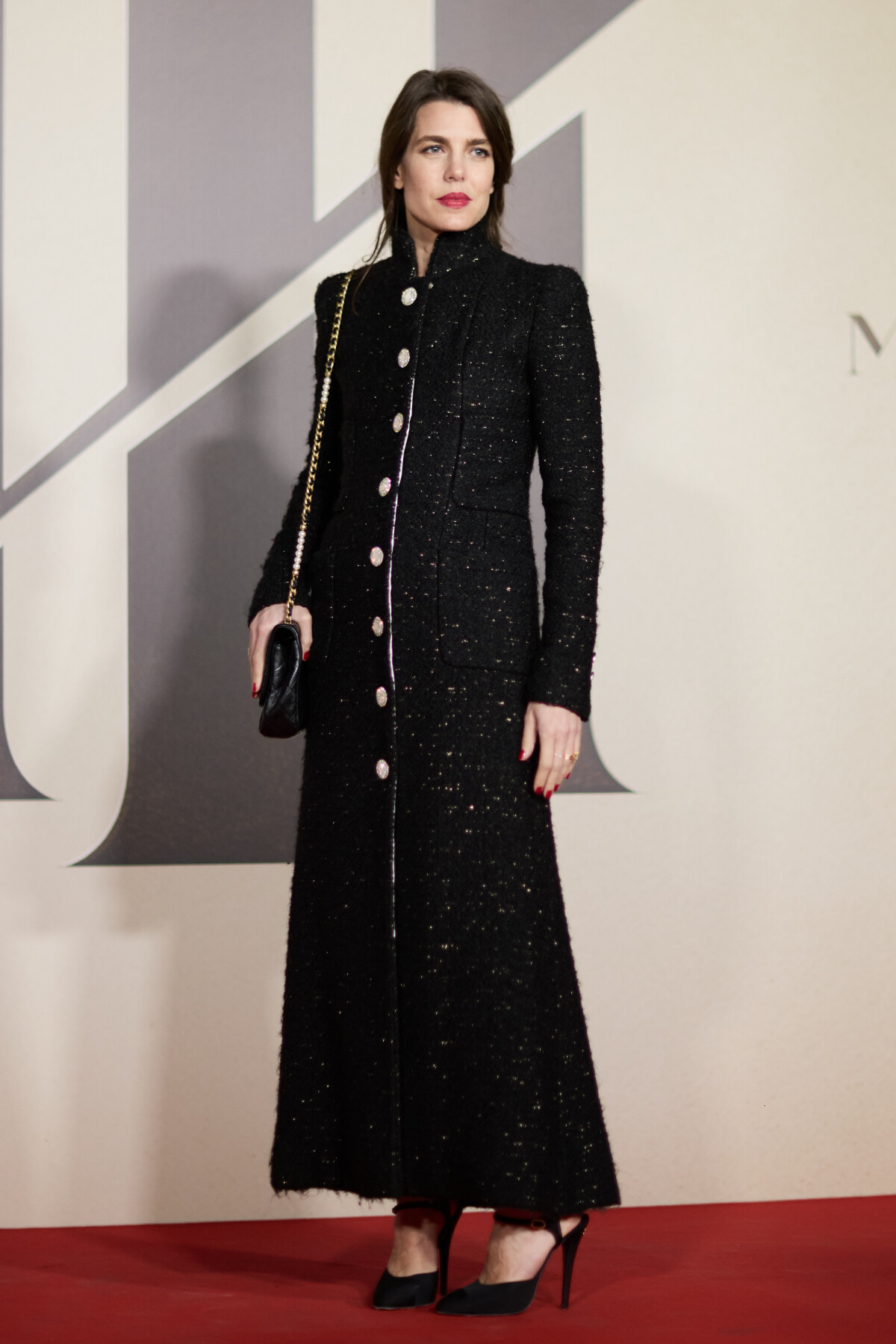 Photo : C'est dans une magnifique robe manteau noire de la maiso Chanel ...