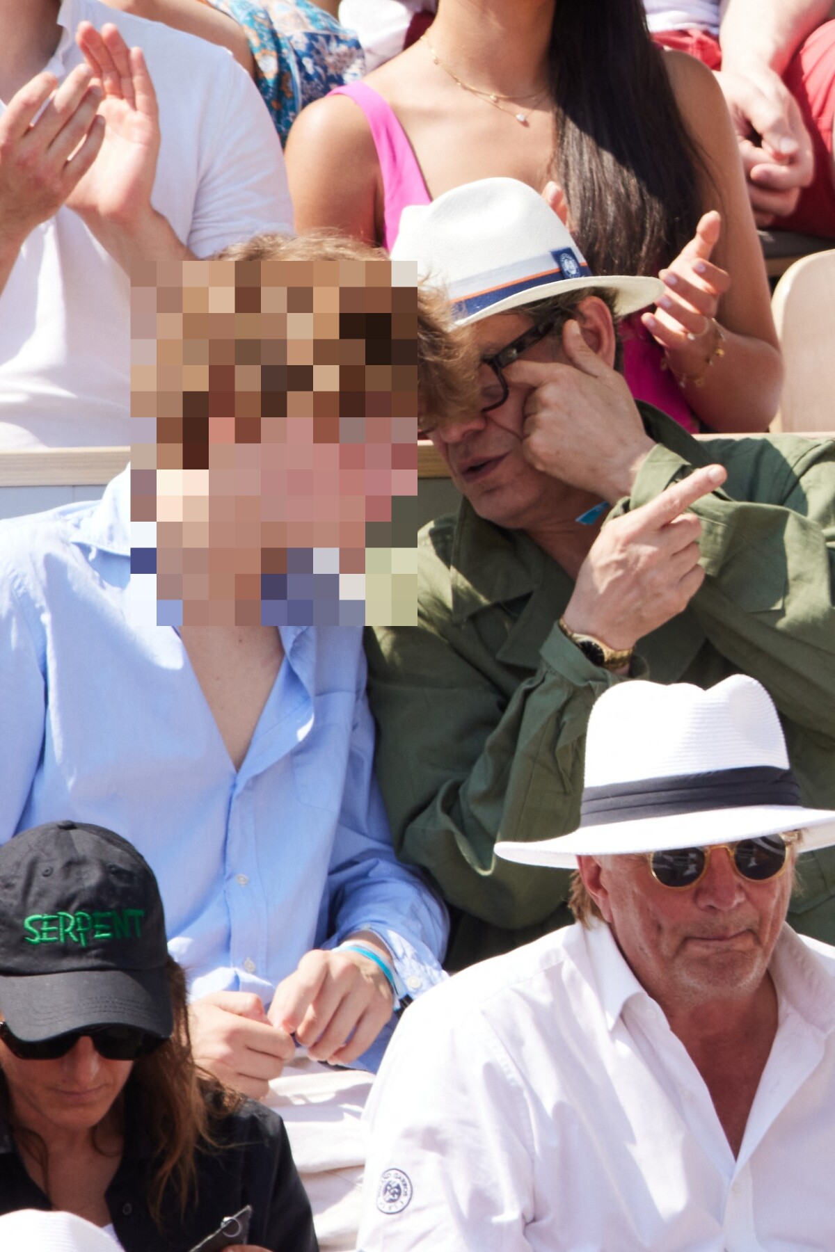 Photo : Roman et son père Marc Lavoine en tribunes lors des Internationaux de France de tennis ...