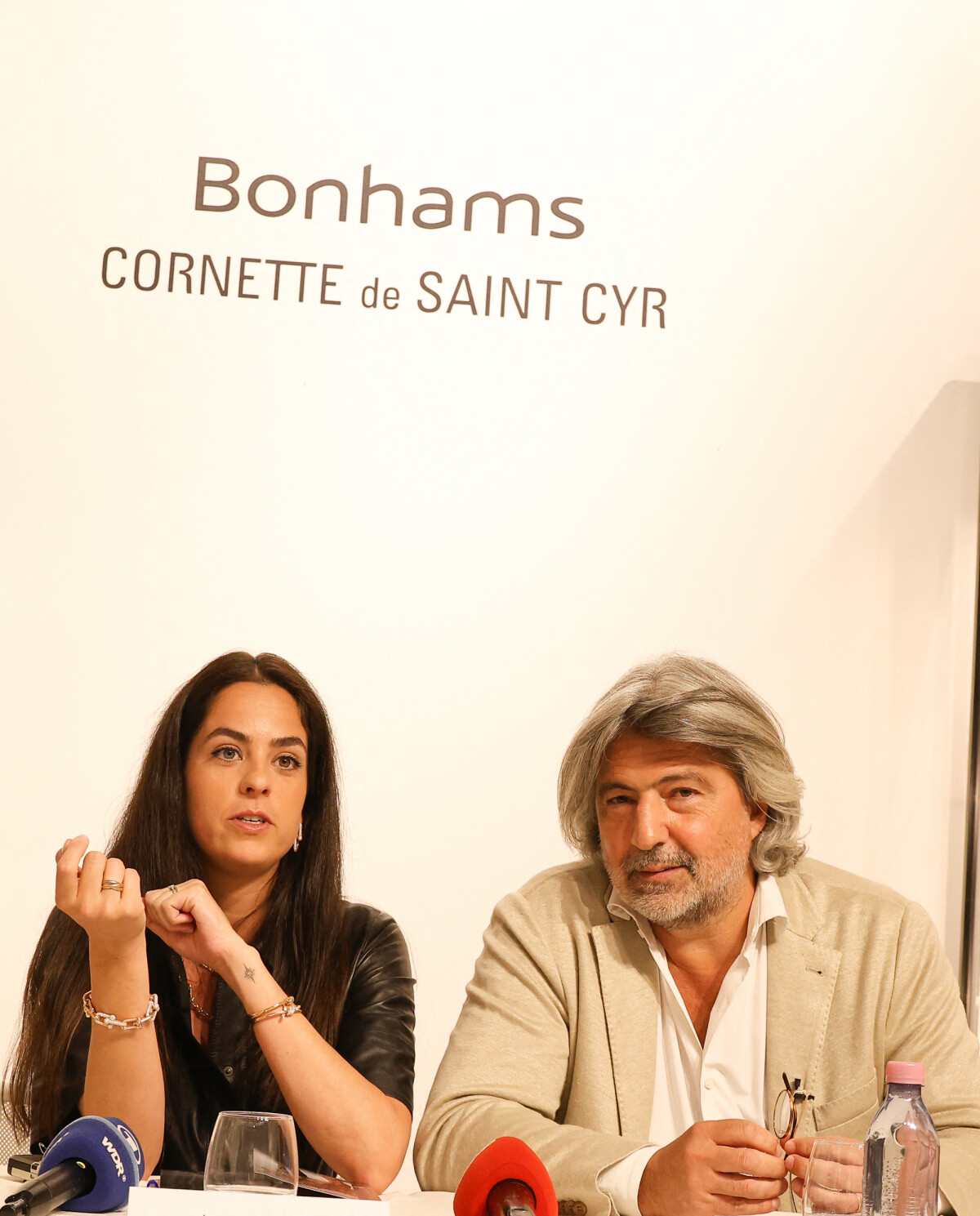 Photo : Anouchka Delon et Arnaud Cornette de Saint Cyr - Conférence de presse pour la vente de ...
