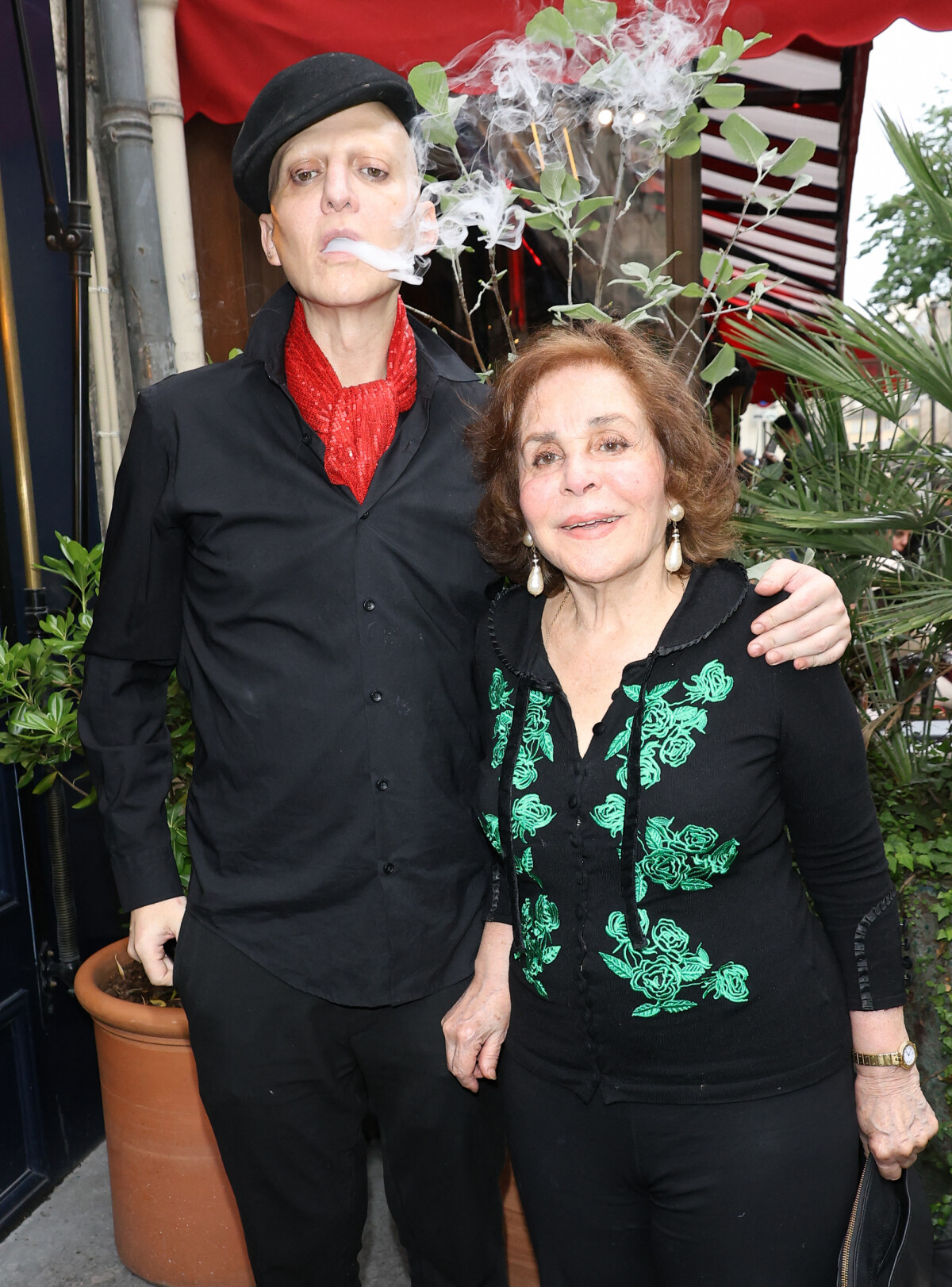Photo : Ali Mahdavi avec sa mère - Avant-première du film "Les Secrets ...