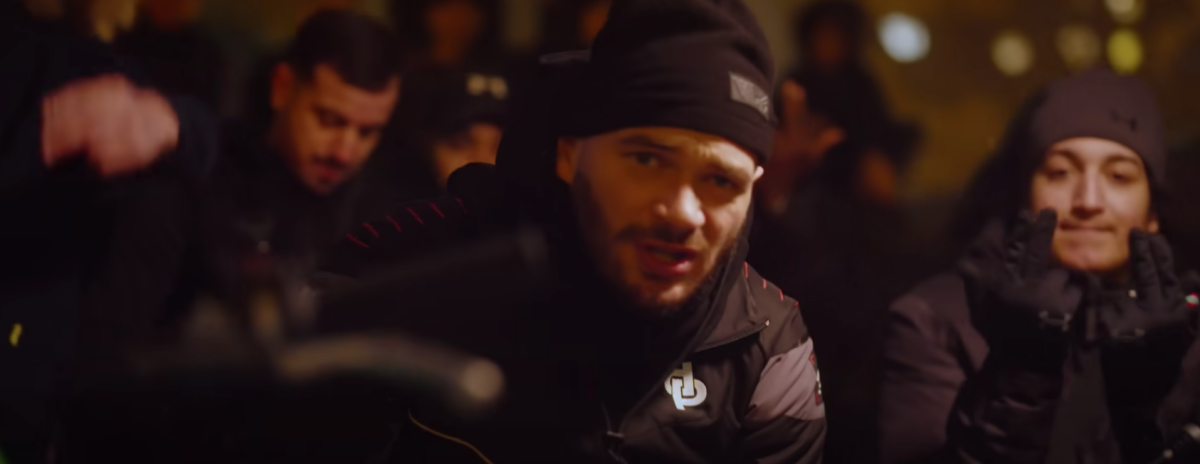 Photo : Nahel se tient aux côtés du chanteur sur plusieurs plans de ...