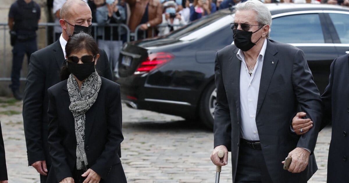 Alain Delon sous emprise ? Sévère chute et dispute, ce qui a déclenché ...