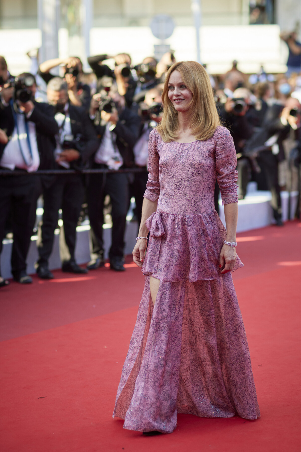 Photo : Vanessa Paradis - Montée des marches du film " De son vivant ...
