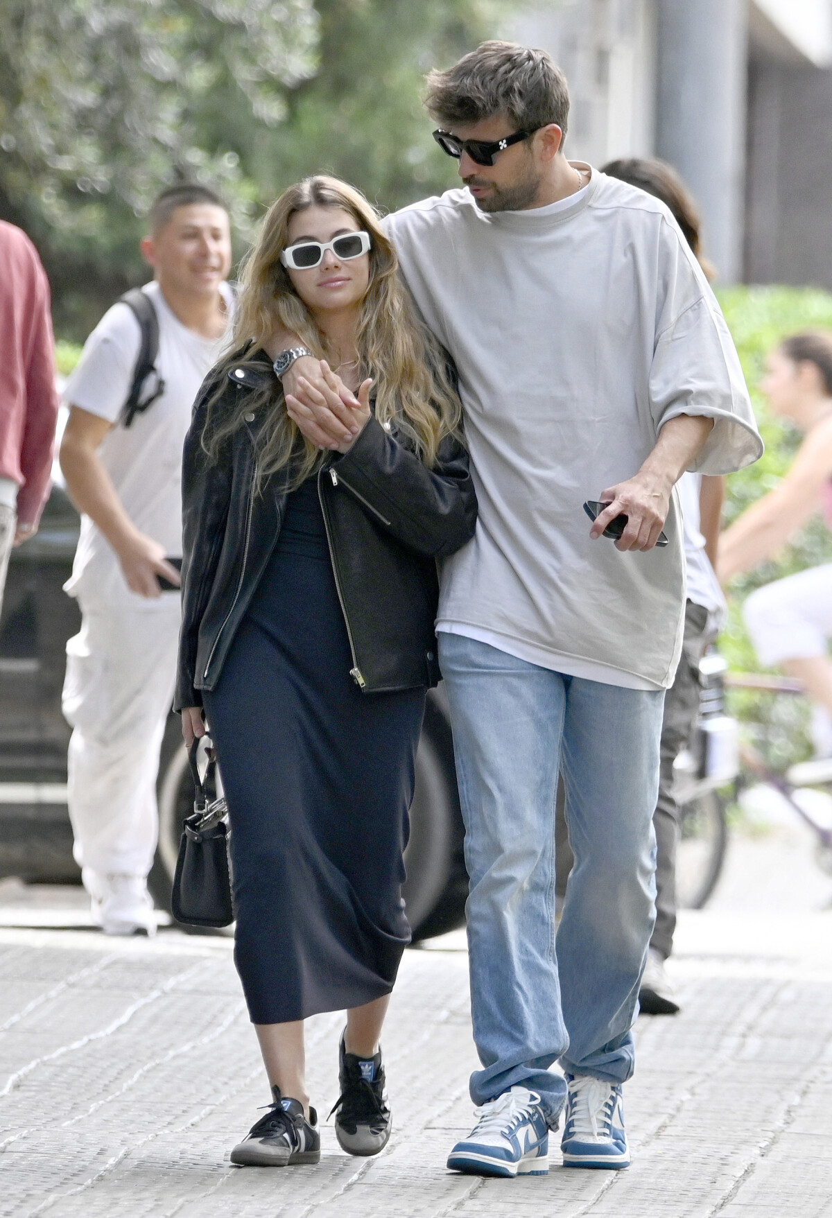 Photo : Gerard Pique et sa compagne Clara Chia se promènent en amoureux ...