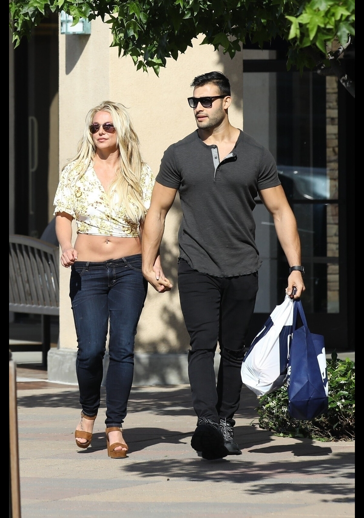 Photo : Britney Spears, souriante et rayonnante, se balade main dans la ...