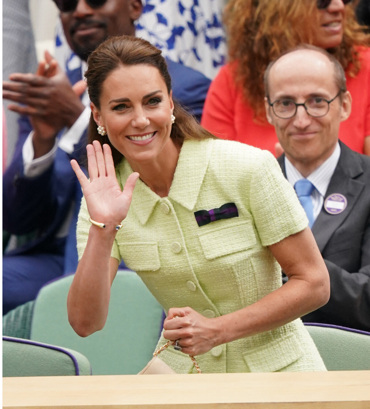 Vidéo : Kate Middleton, épaules dénudées dans un festival de techno entre copines : sans William ...
