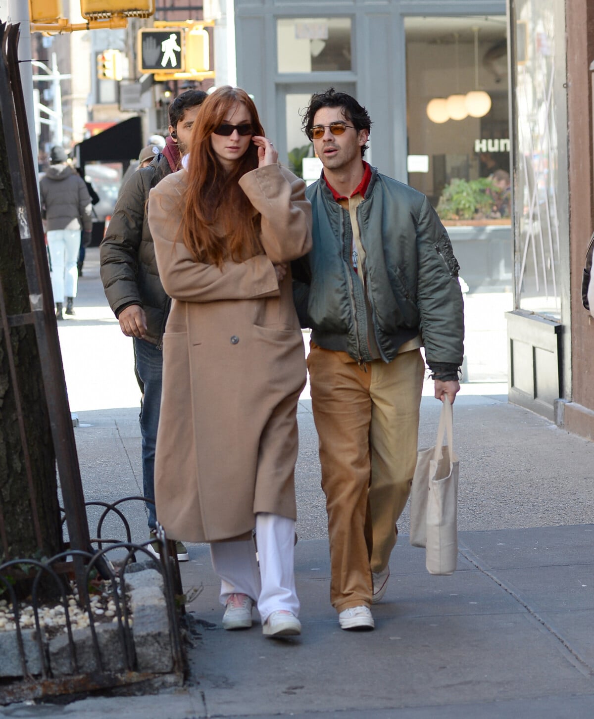 Photo : Exclusif - Sophie Turner et son mari Joe Jonas se promènent ...
