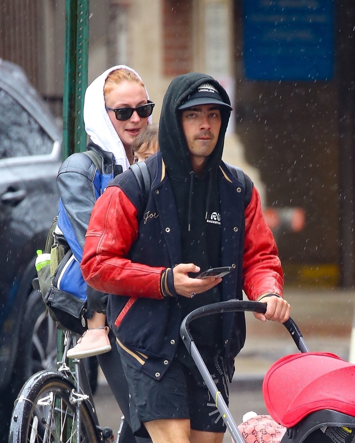 Photo : Exclusif - Sophie Turner et son mari Joe Jonas se promènent ...