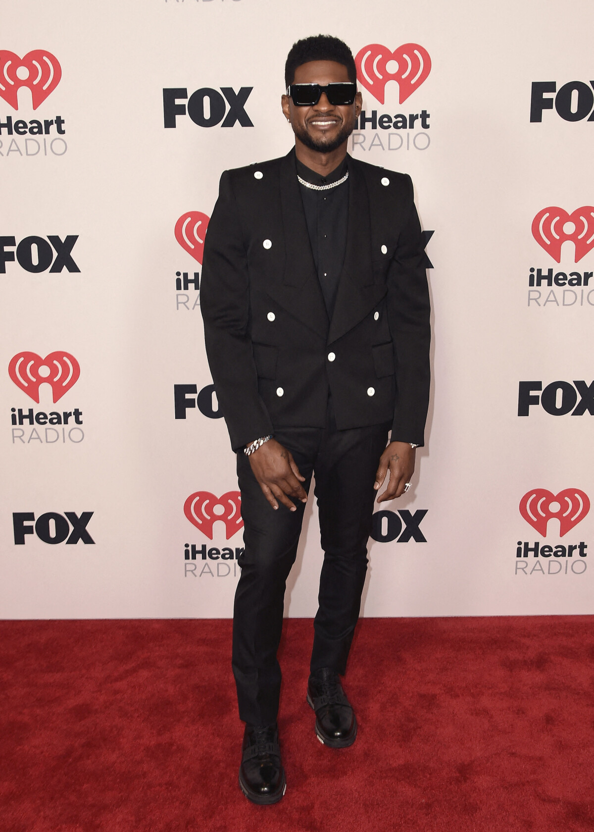 Vidéo : Fashion Week : Look improbable pour Usher face à Aya Nakamura ...