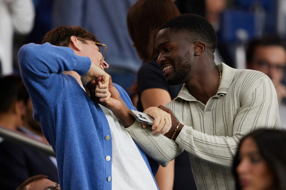 Photo : Raphaël Quenard et Stéphane Bak en tribunes lors du match de ...