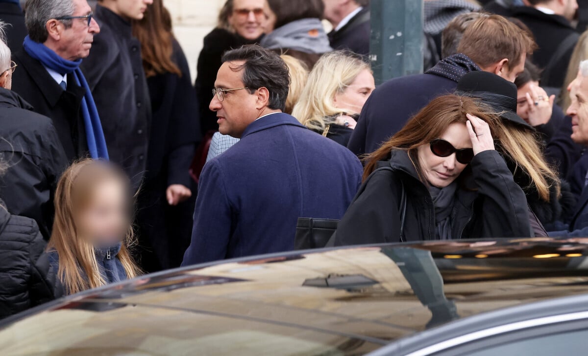 Photo : Carla Bruni-Sarkozy et sa fille Giulia - Sorties des obsèques ... Photo : Carla Bruni-Sarkozy et sa fille Giulia - Sorties des obsèques ...