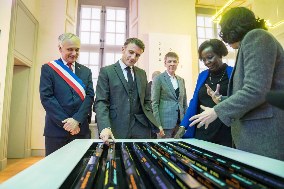 Photo : Le maire Franck Briffaut, Emmanuel Macron, le directeur Paul ...