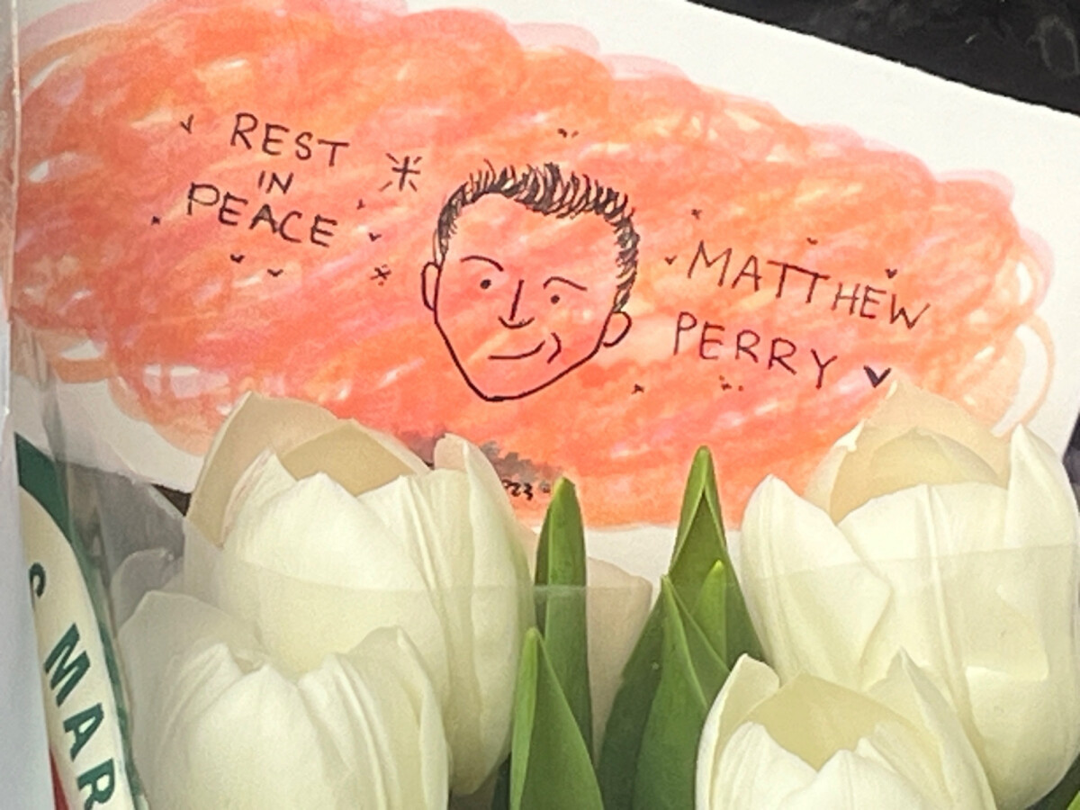 Photo : Hommage à Matthew Perry devant l'appartement de la série "Friends" à New York. - Purepeople