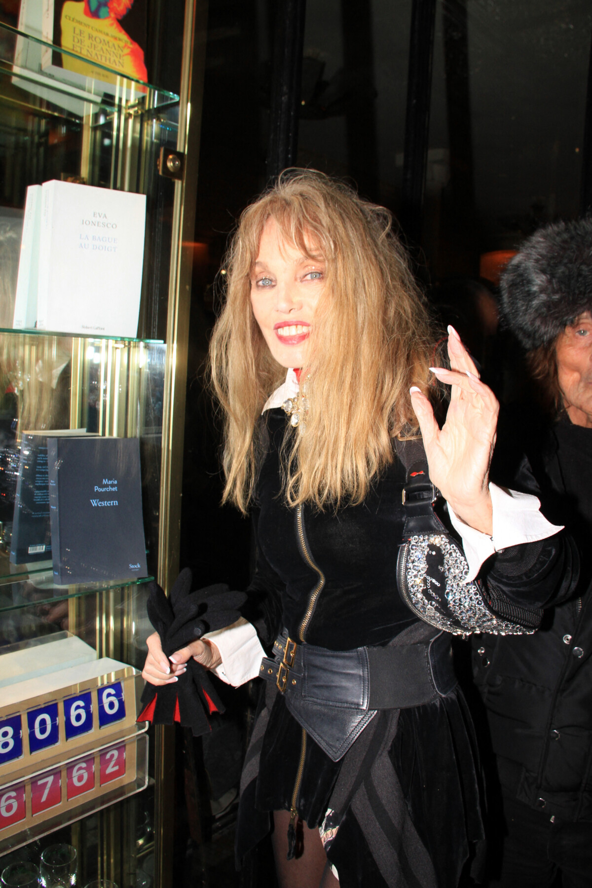 Photo : Arielle Dombasle lors de la remise du prix de Flore 2023 au ...