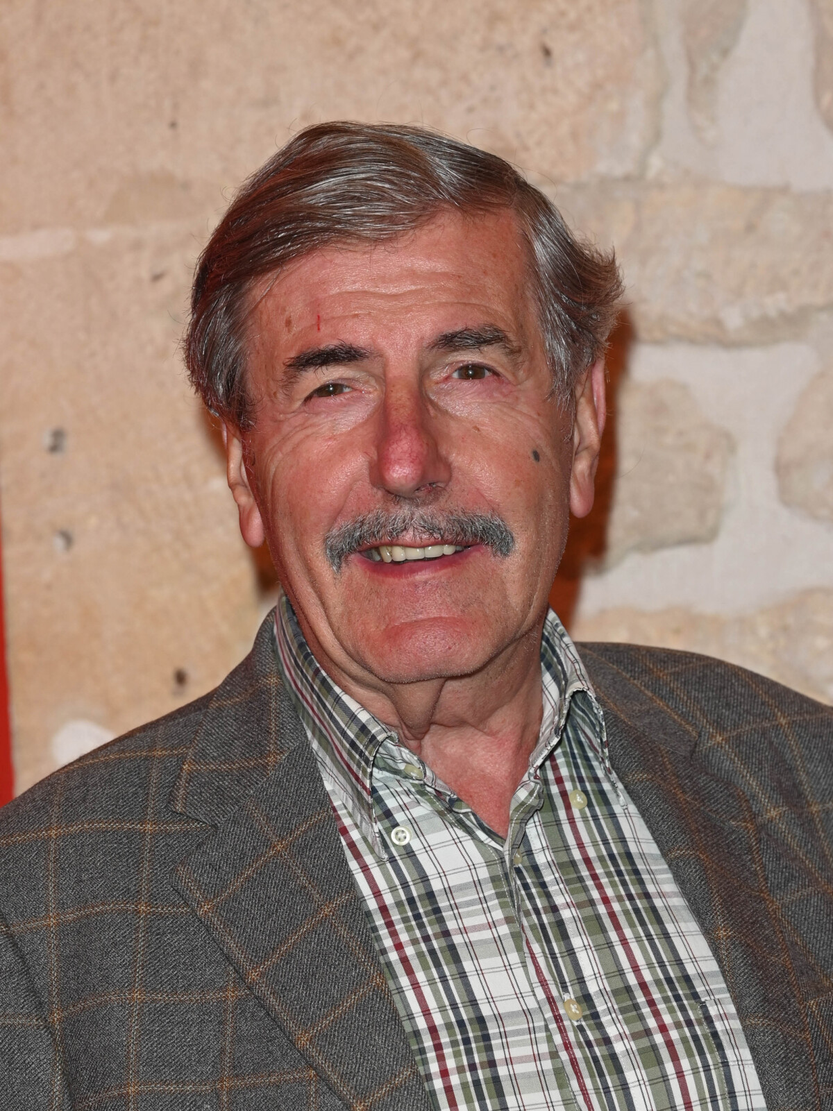 Photo : Bernard Menez - Générale de la pièce "Gazon Maudit" au théâtre ...