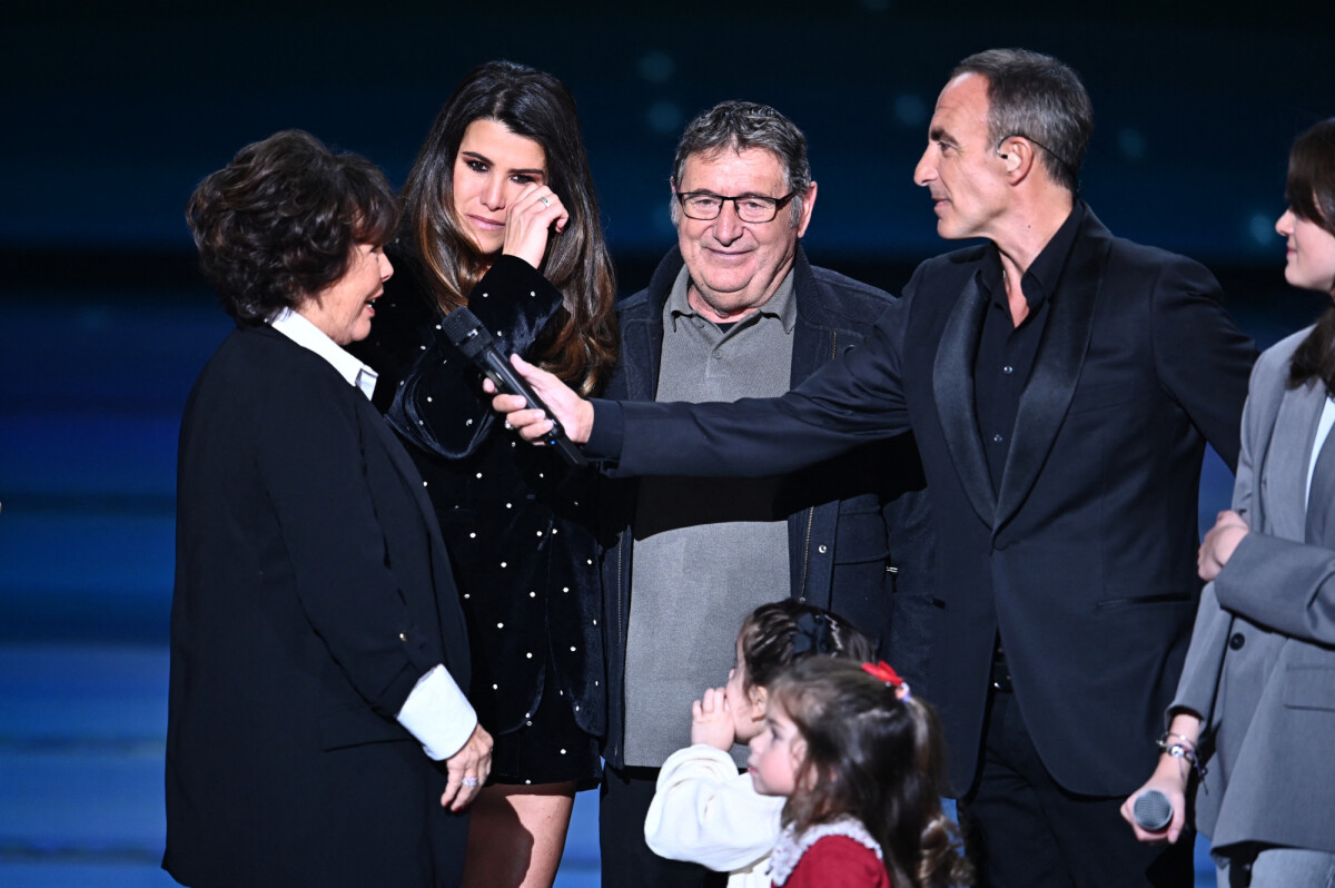 Photo : Exclusif - Karine Ferri et ses parents Helena et Claude et ...