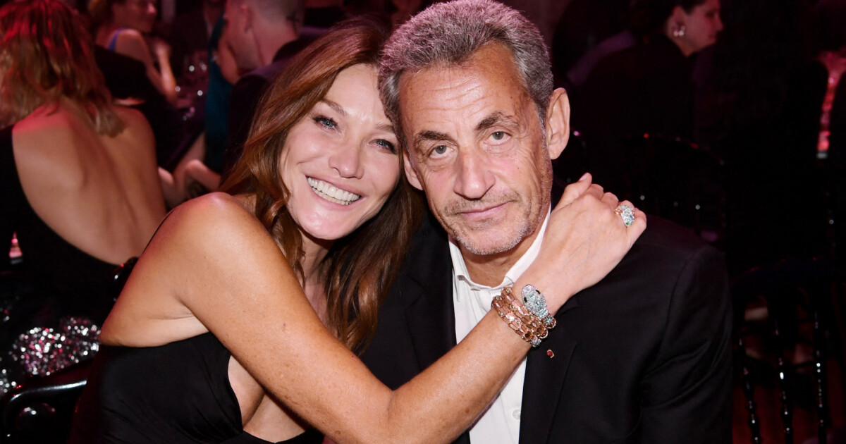 Carla Bruni ébahie devant Nicolas Sarkozy, chemise entrouverte et torse ...