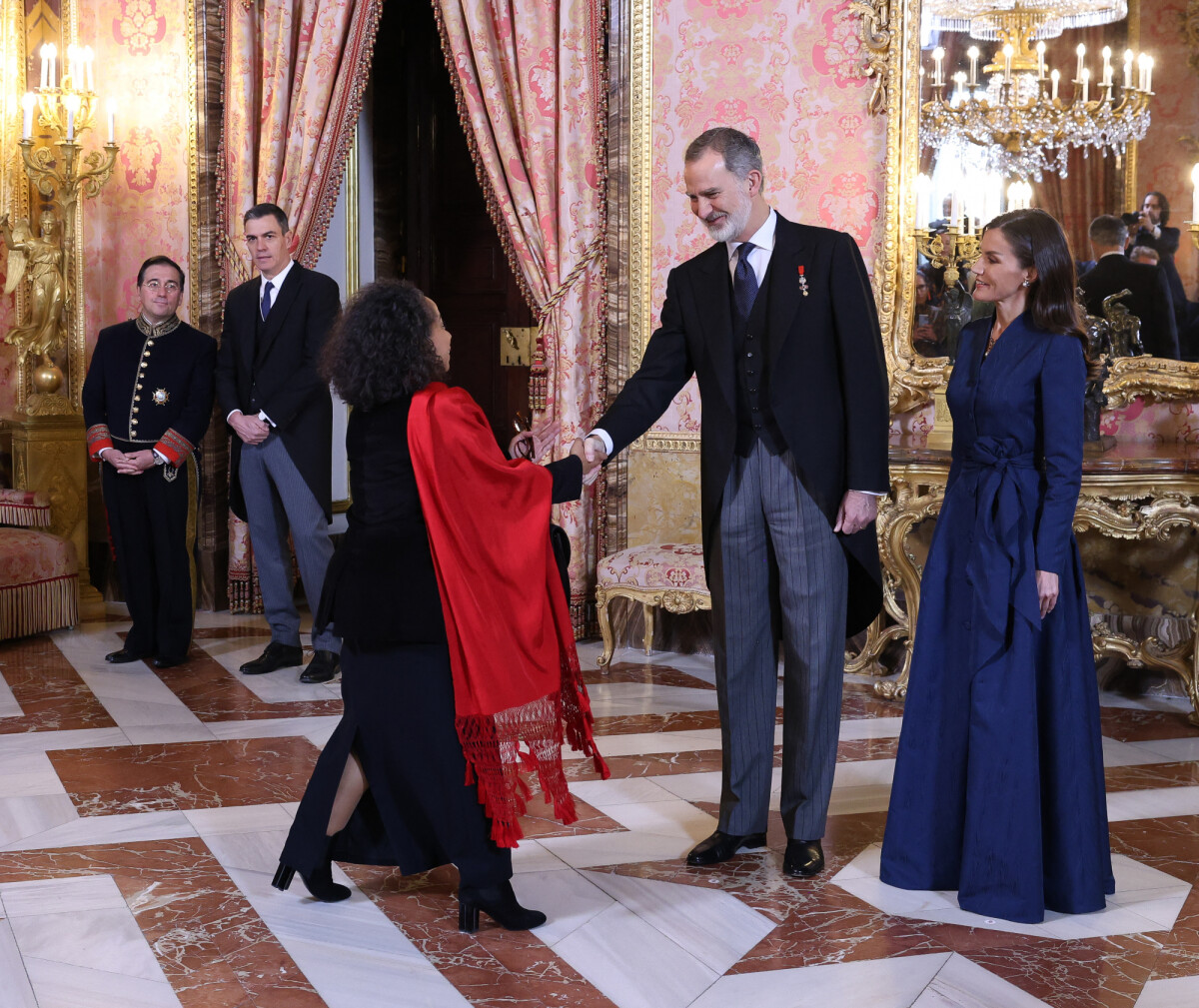 Photo : King Felipe and Queen Letizia, greeted by U.S. Ambassador ...