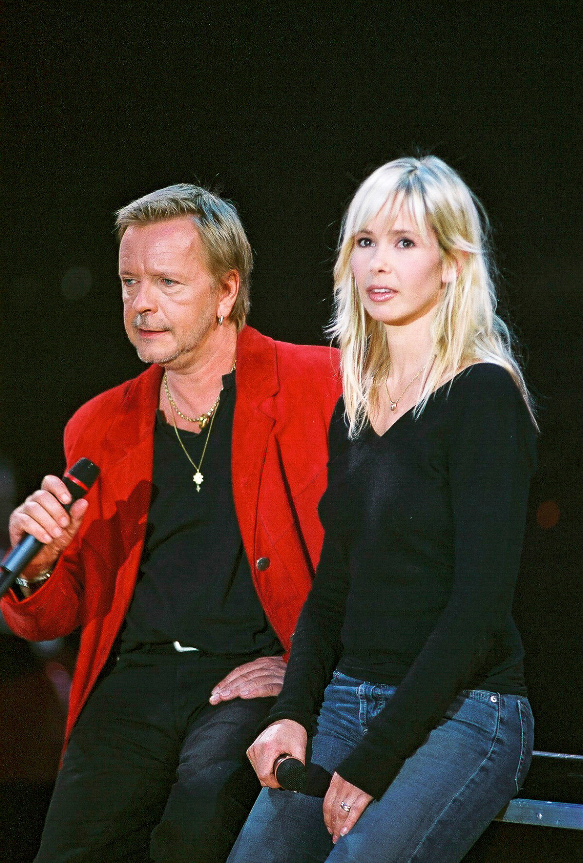 Photo : Renaud était très classe avec une chemise blanche et une ...