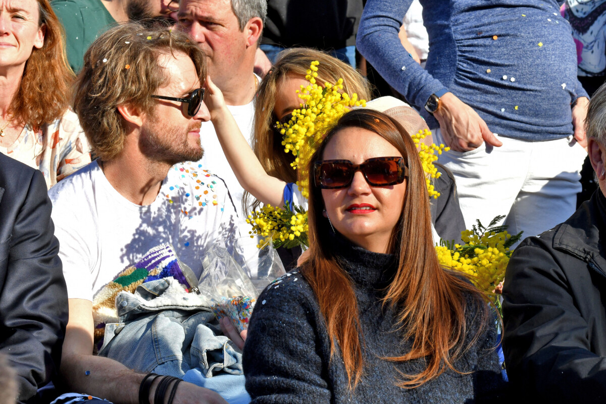 Photo : Installé dans les gradins, un bouquet de mimosa à la main, le ...