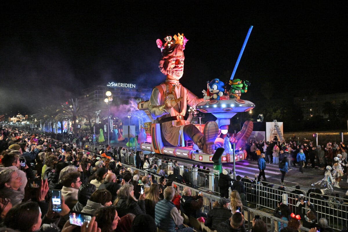 Photo : Le char du Roi durant le premier corso carnavalesque illuminé ...