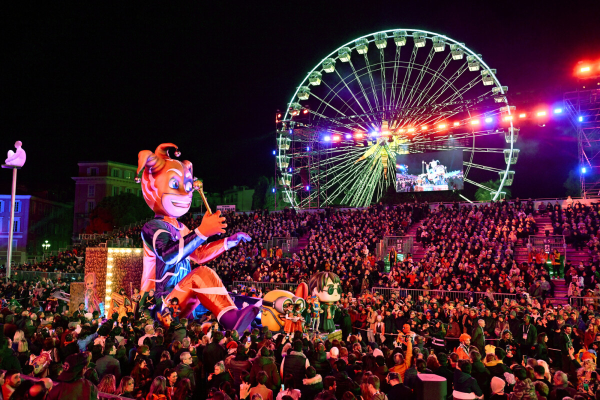 Photo : Le char Carnavallon durant le premier corso carnavalesque ...