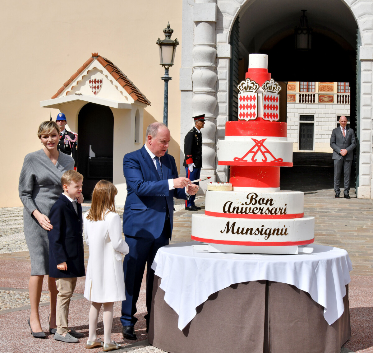 Photo : Elle a lorgné le gâteau d'un oeil gourmant. Le prince Albert II ...