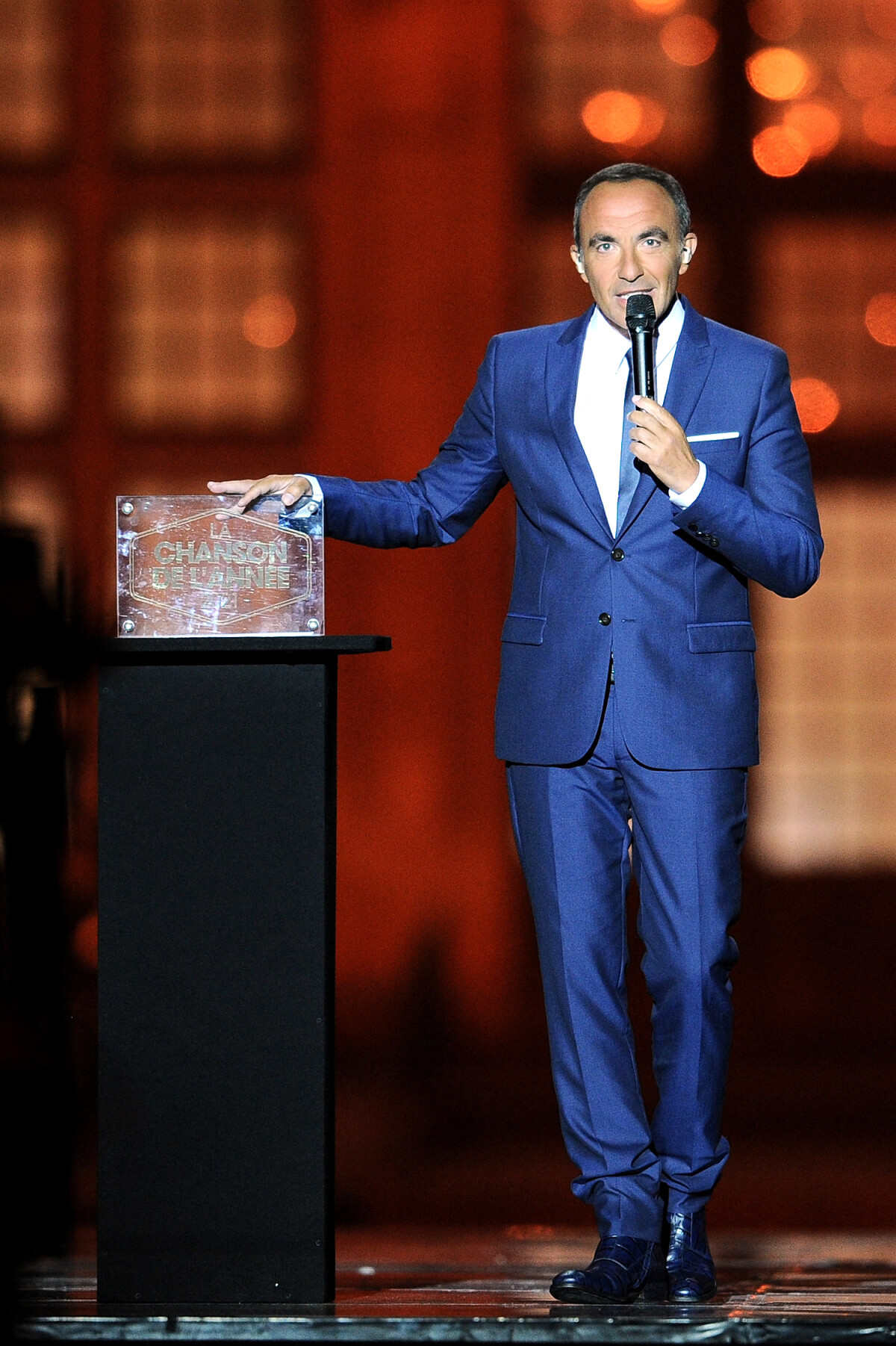 Photo : Exclusif - Nikos Aliagas sur scène annonce en direct la chanson ...