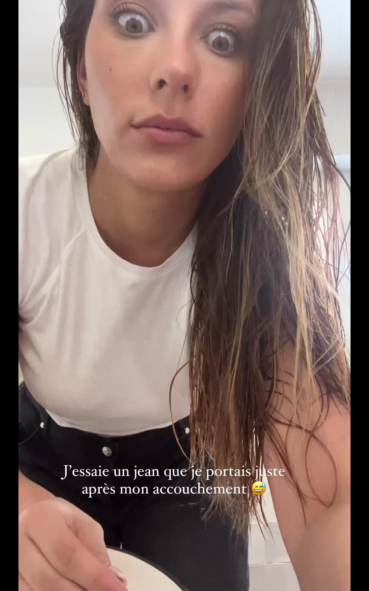Vidéo : Sur Instagram, elle enfile ainsi un jean qu'elle portait "juste ...