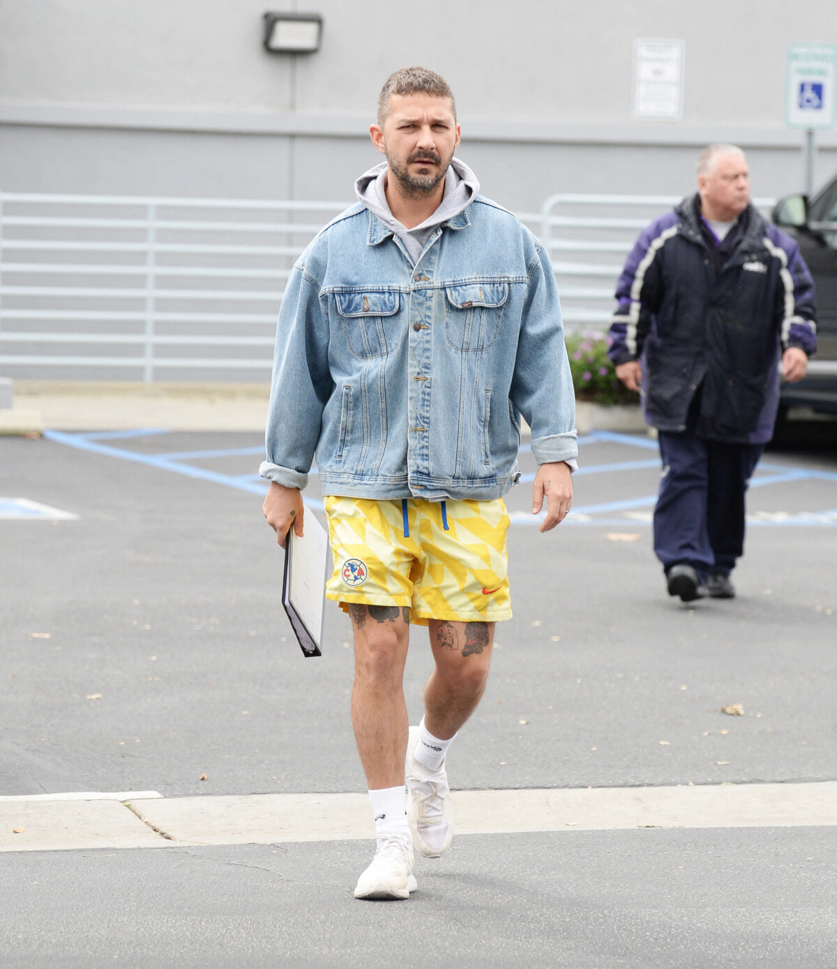 Photo : Exclusif - Shia LaBeouf récupère un courrier à l'agence FedEx à ...