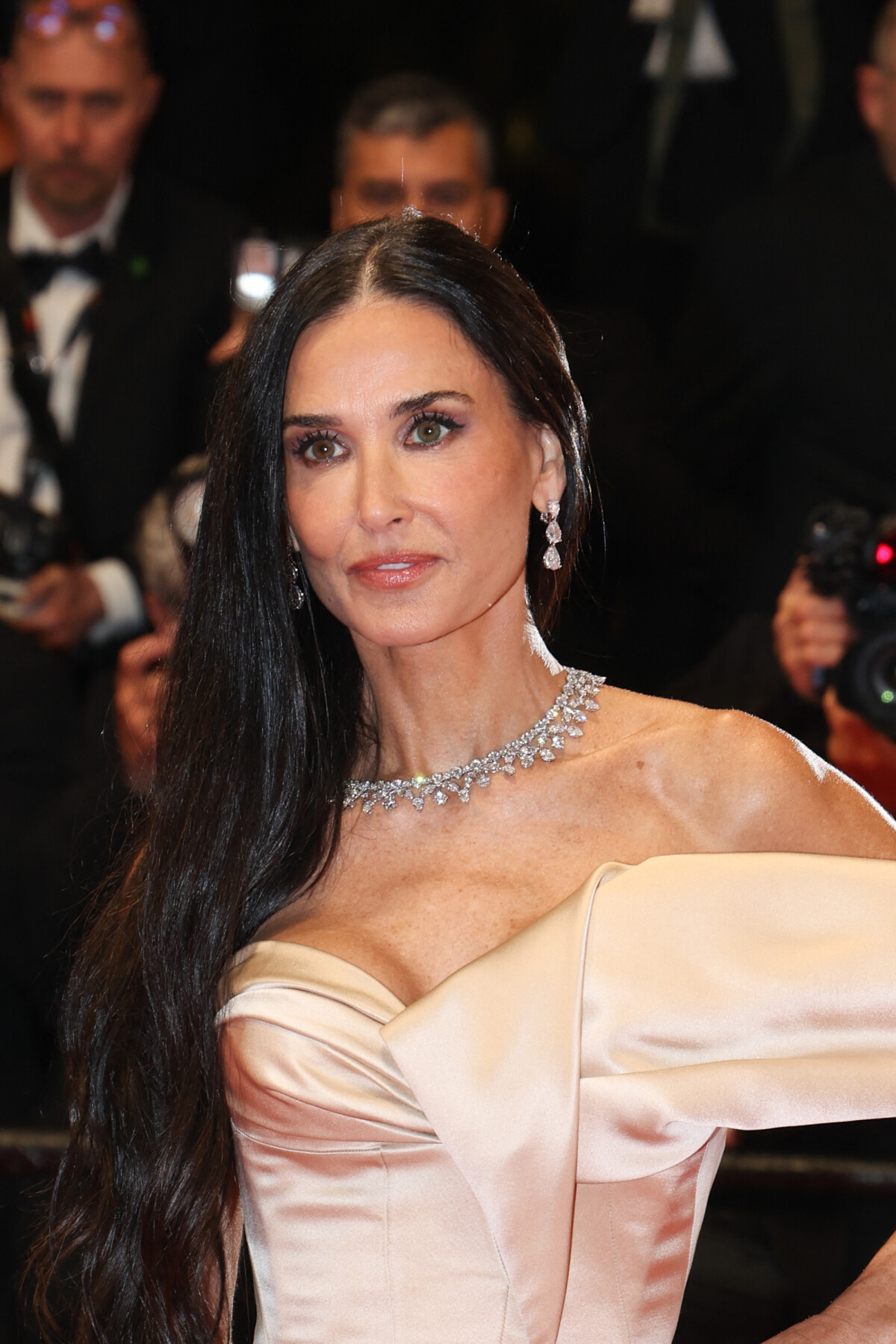 Photo : Demi Moore - Montée des marches du film « The Substance » lors ...