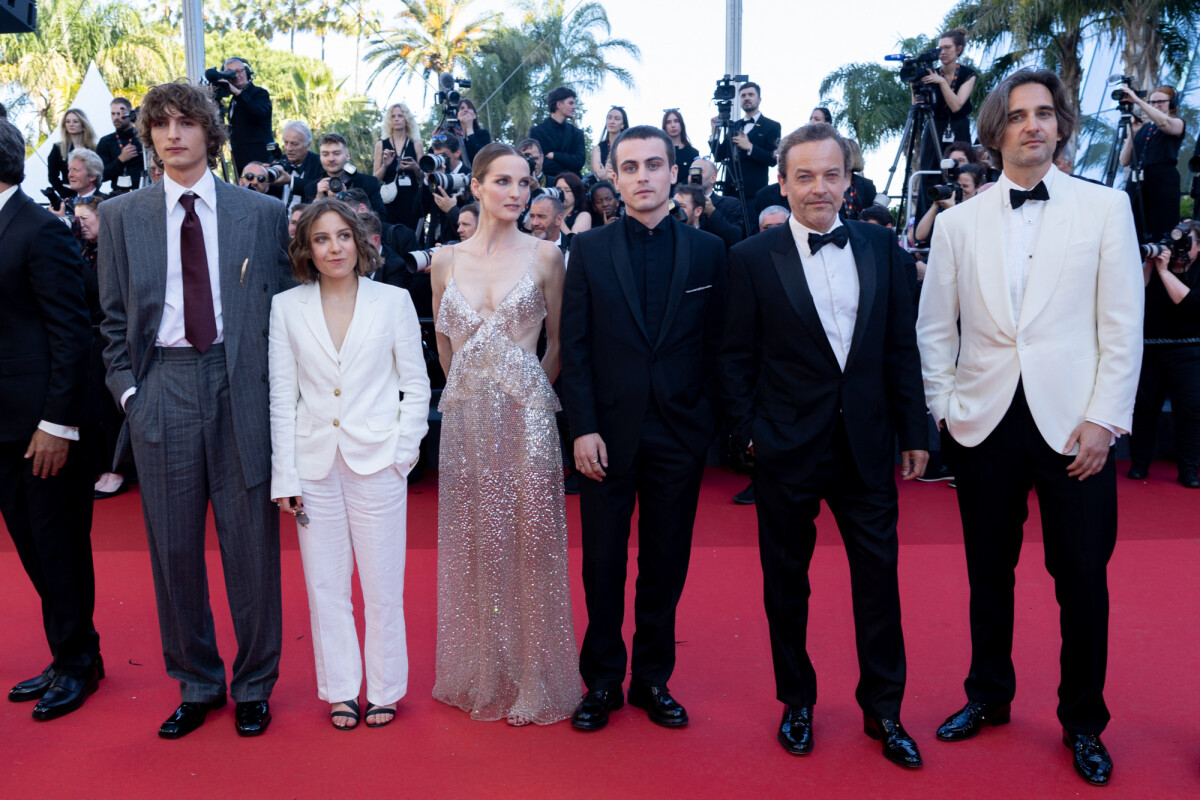 Photo : Avec l'équipe du film à ses côtés dont Patrick Mille et Vassili ...