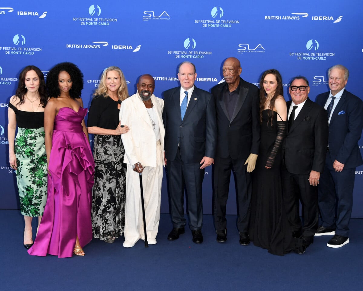 Photo : Le Prince Albert de Monaco avec les acteurs de "La maison grise ...