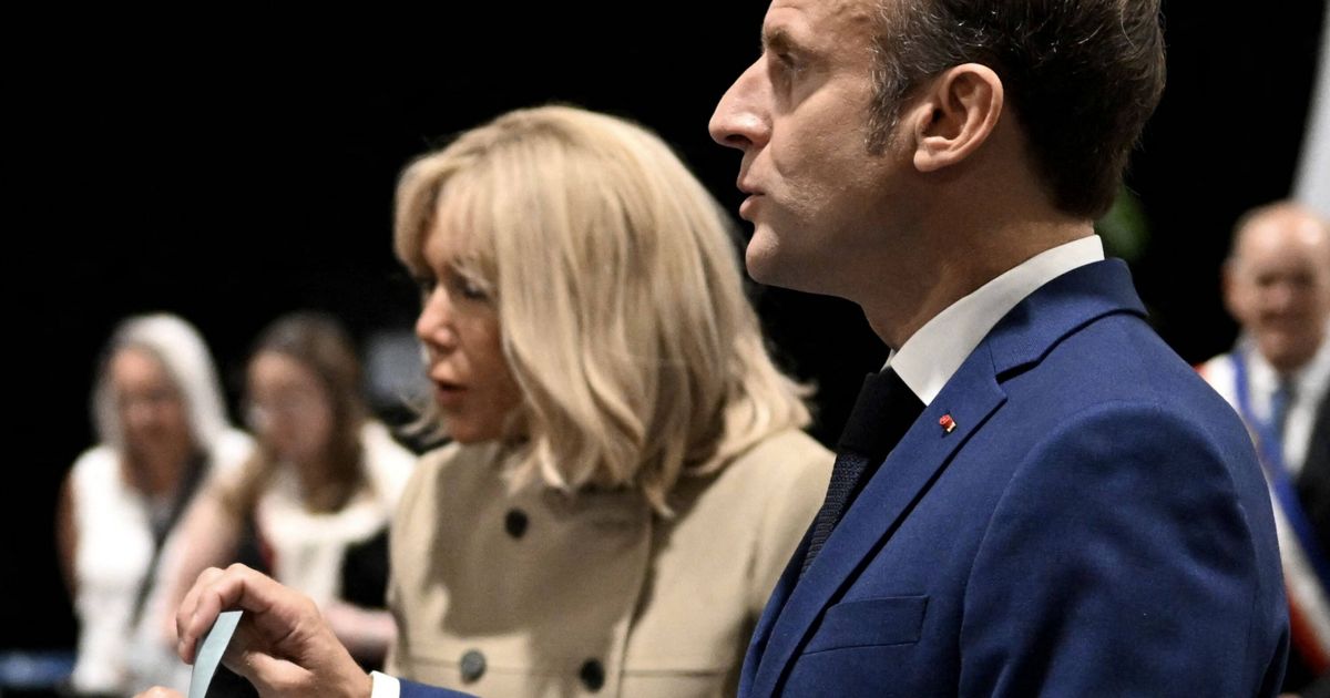 PHOTOS Brigitte Macron plus stylée que jamais au bras d'Emmanuel Macron ...