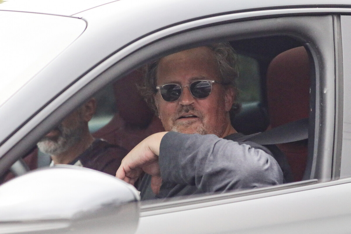 Photo : Matthew Perry se balade avec un ami au volant de sa Porsche ...