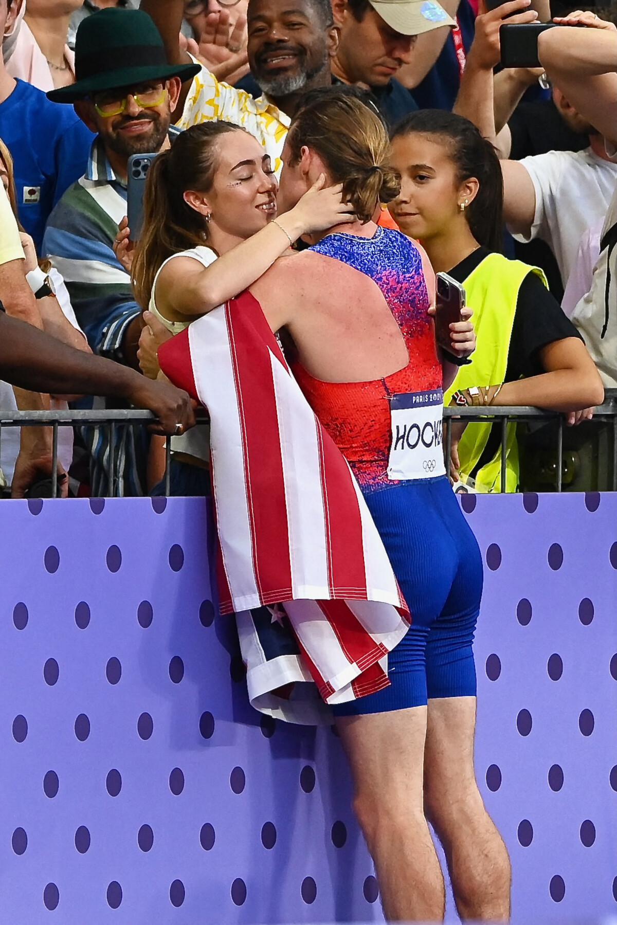 Photo : Cole Hocker des États-Unis célèbre après la finale du 1500m ...