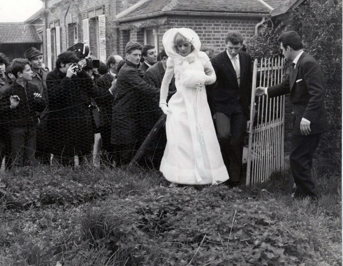 Photo : Sylvie Vartan et Johnny Hallyday lors de leur mariage à Loconville. Le 12 avril 1965 ...