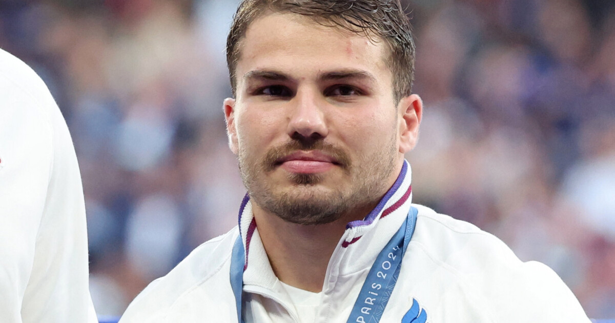 Antoine Dupont fait admirer ses abdos saillants : le rugbyman s'offre ...