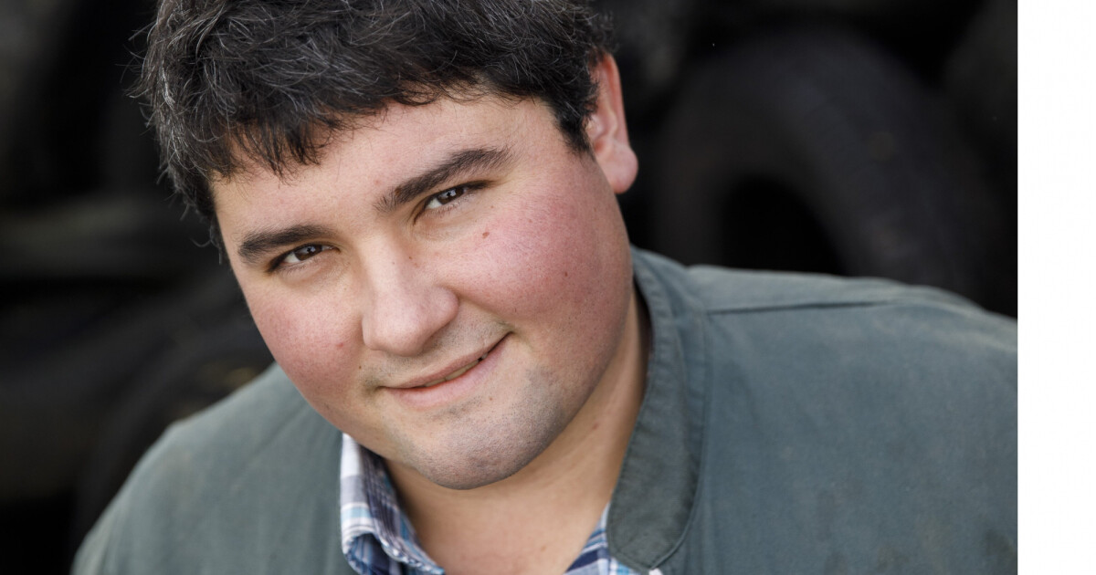 Valentin (L'amour est dans le pré 2024) les cheveux longs et très barbu, l'agriculteur ...