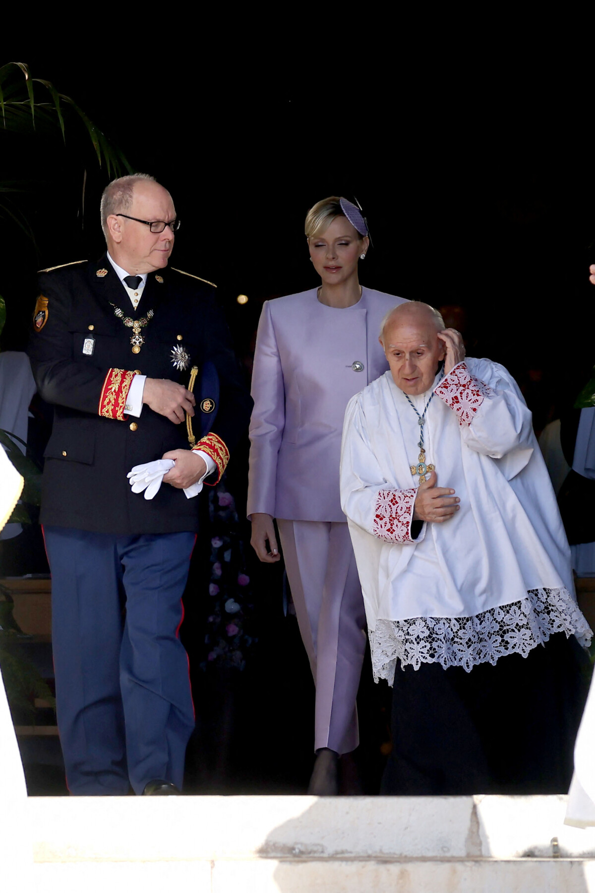 Photo : Le prince Albert II et la princesse Charlene de Monaco, le père César Penzo - La famille ...