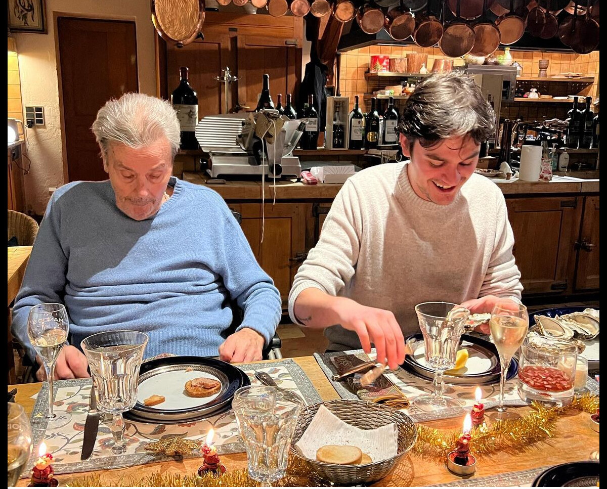 Photo : Alain Delon, photo de lui en famille pour le réveillon de Noël à Douchy à côté de son ...