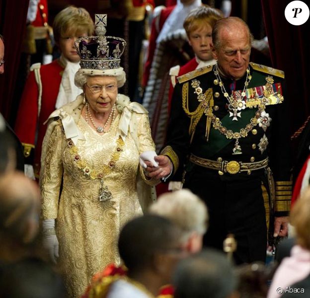 Regardez la reine Elizabeth II, dans la plus pure tradition, prononcer ...