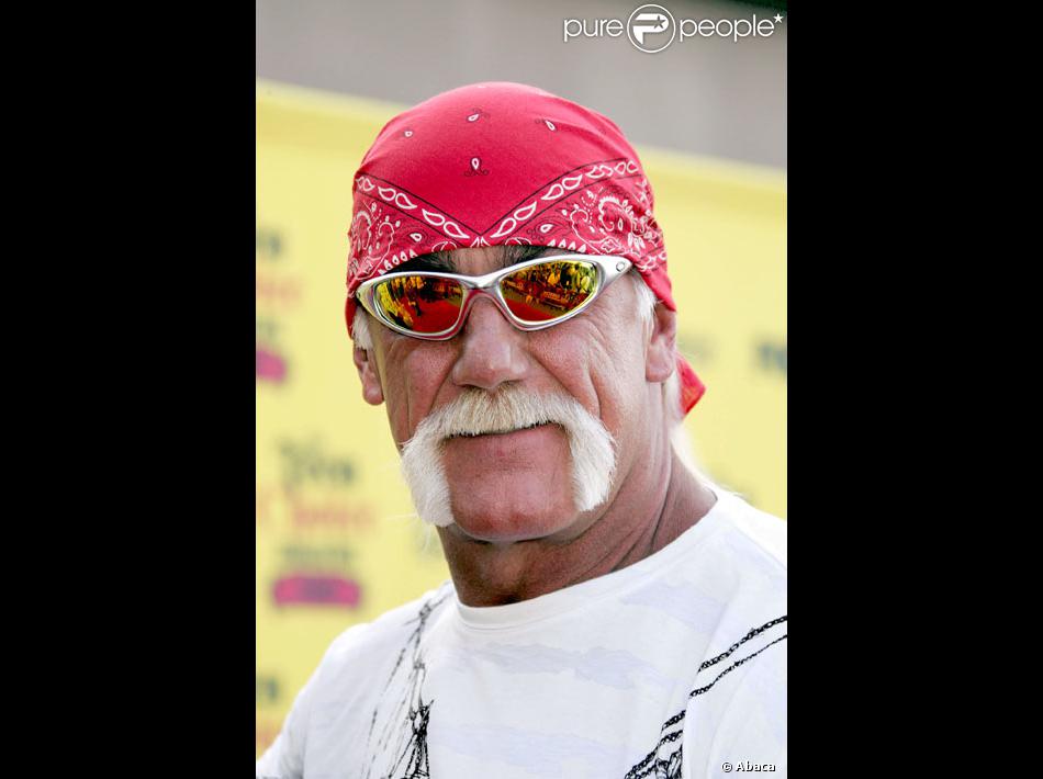 Hulk Hogan pose en août 2005 à Los Angeles - Purepeople