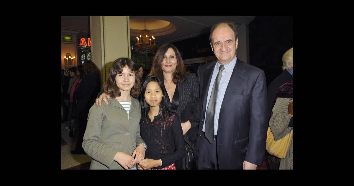 Pierre Lescure et son épouse Frédérique en famille, au théâtre Marigny ...