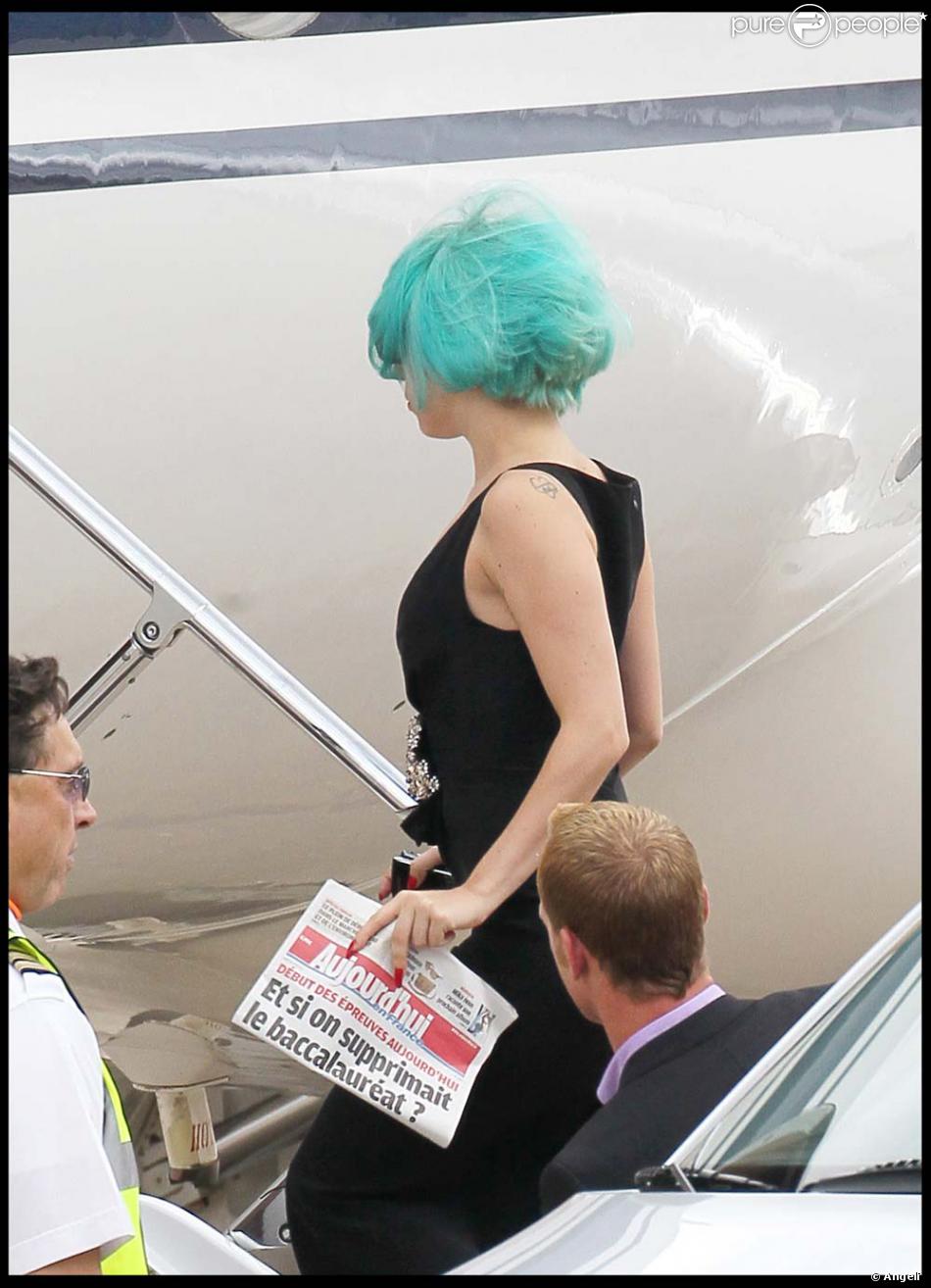Lady Gaga, un exemplaire du Parisien dans la main, monte dans son jet à ...
