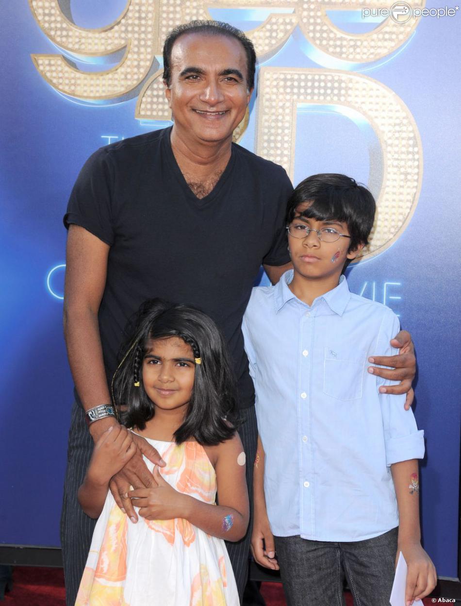 Iqbal Theba (principal Figgins dans la série) et ses enfants, à l'avant ...