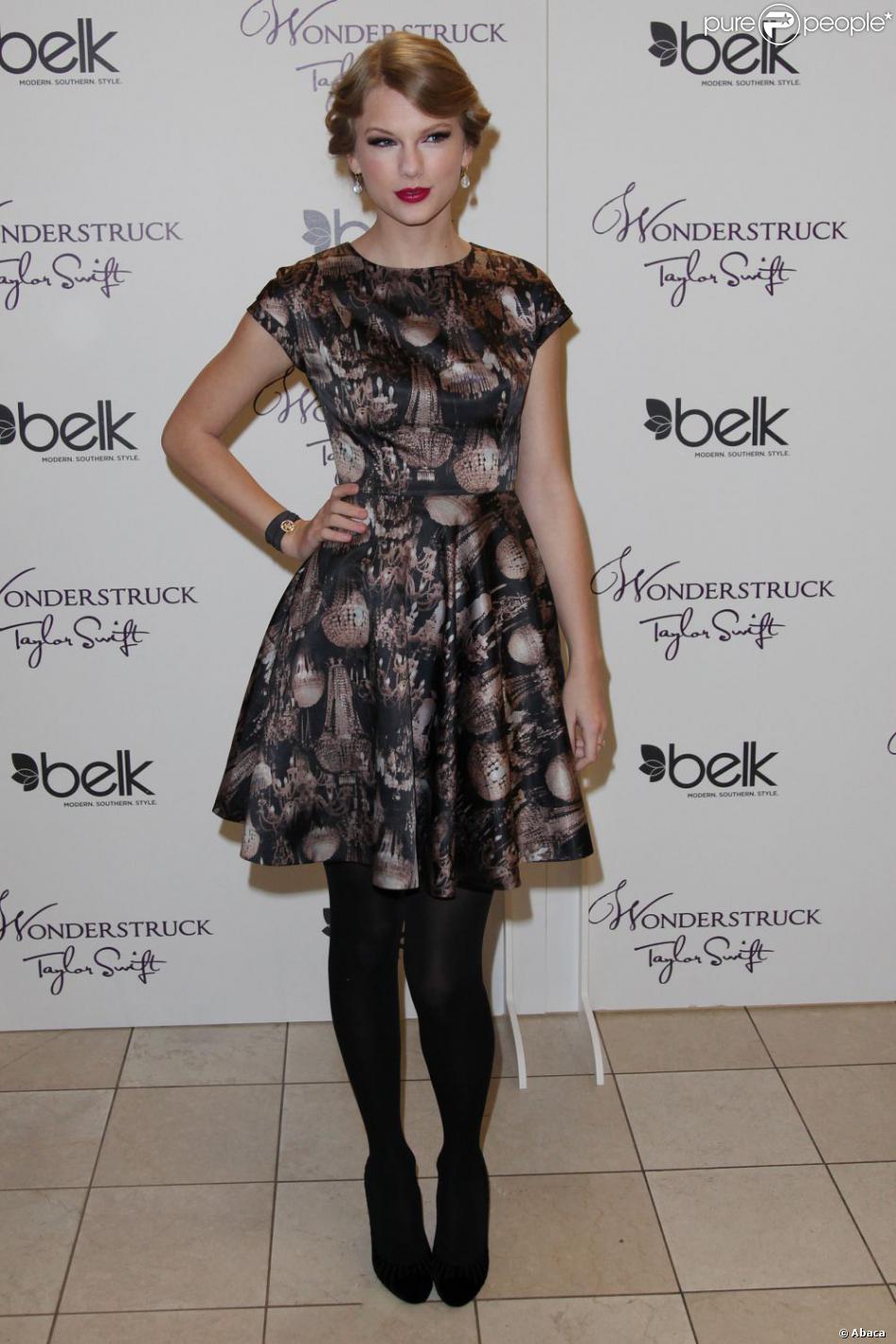 Taylor Swift, rayonnante dans sa robe Ted Baker, pour la présentation ...