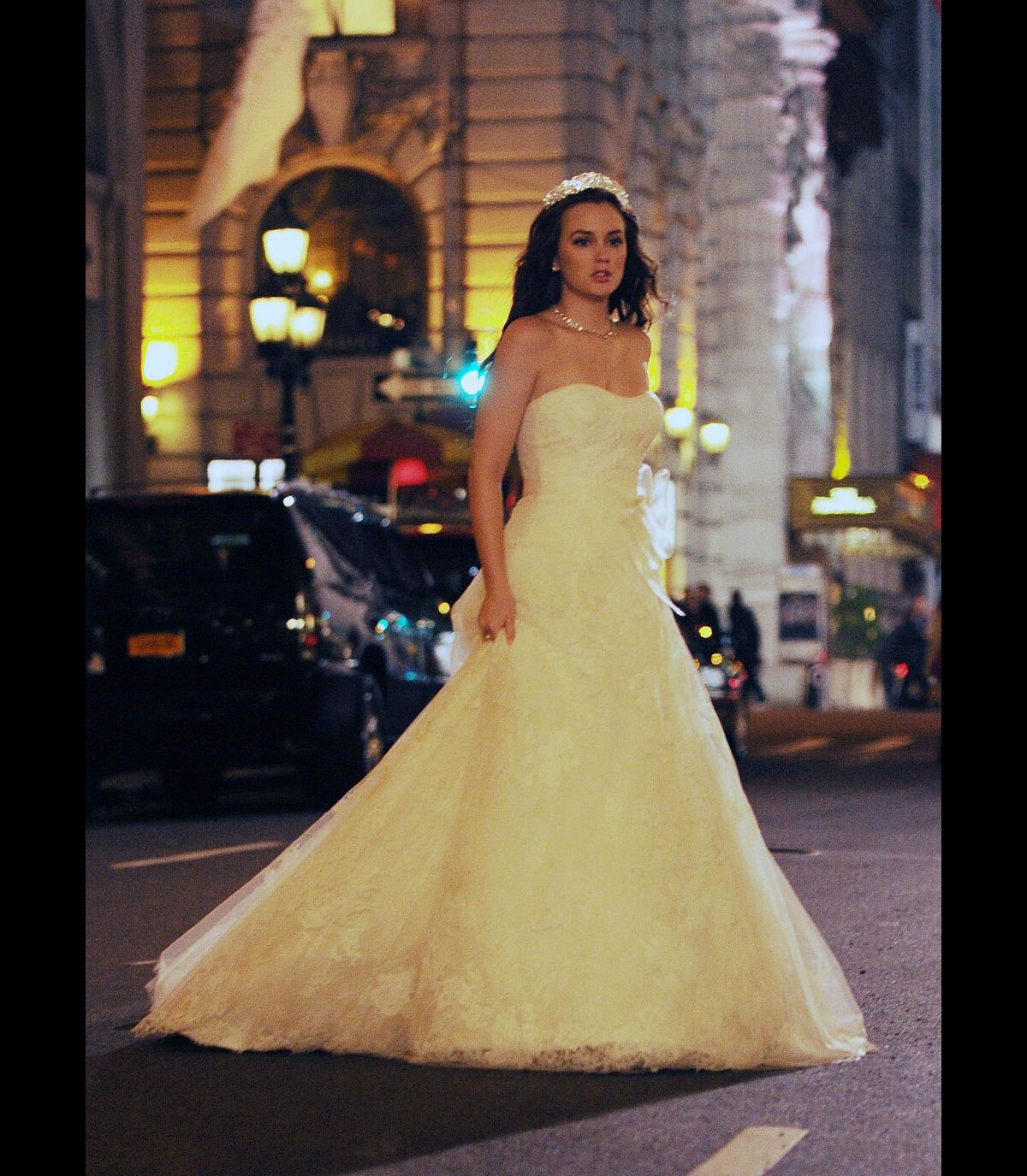 Photo : Leighton Meester dans les rues de New York, en habit de mariée ...